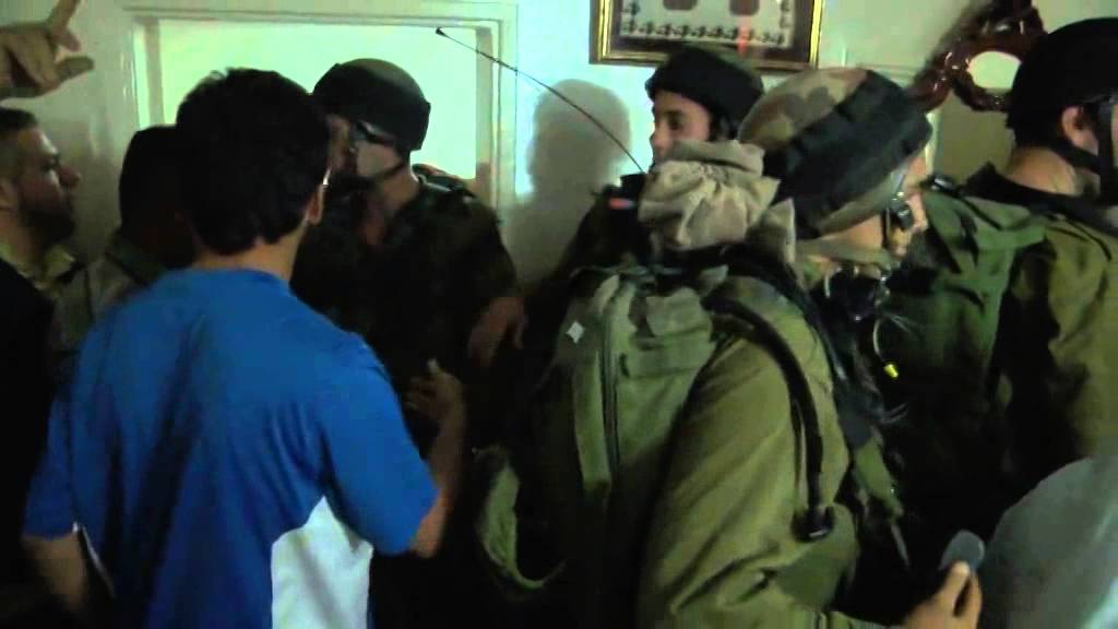 Israeli soldiers attempt an ambush by hiding in a bath. - YouTube