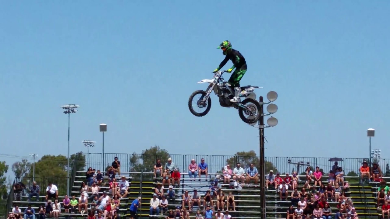 Motocross Dirt Bike Jumps & Tricks - TRAXXAS Monster Truck Destruction ...