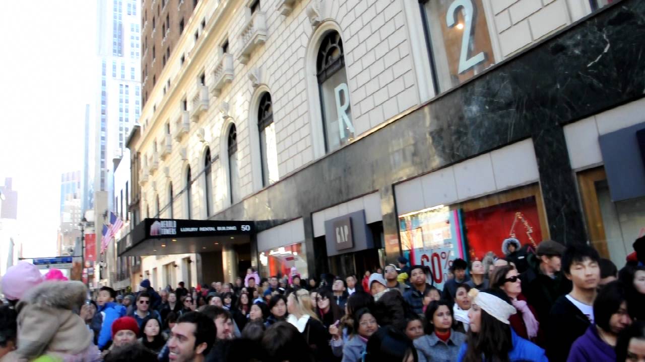 Macy's Thanksgiving Day Parade - Herald Square! - YouTube