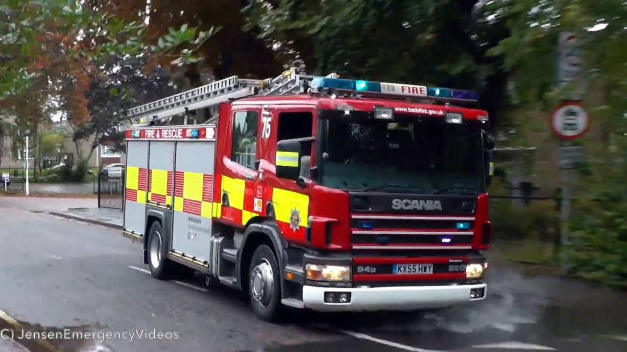 Luton Fire Station Double Turnout with LIGHTS + SIRENS and BULLHORN ...