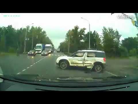 Rus tankı drift yaptı kaza yaptı   Russian tank drifts into car on public road
