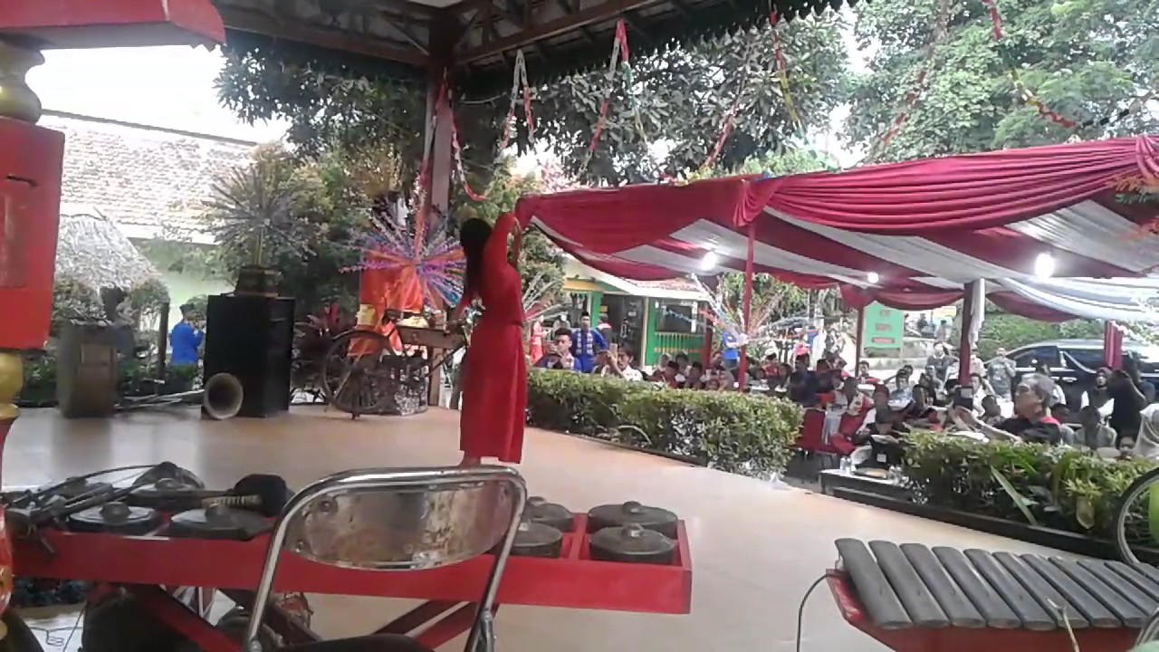 Tarian Rosmala Sari Dewi Dalam Prosesi Pembukaan Acara Temu Seniman Se ...