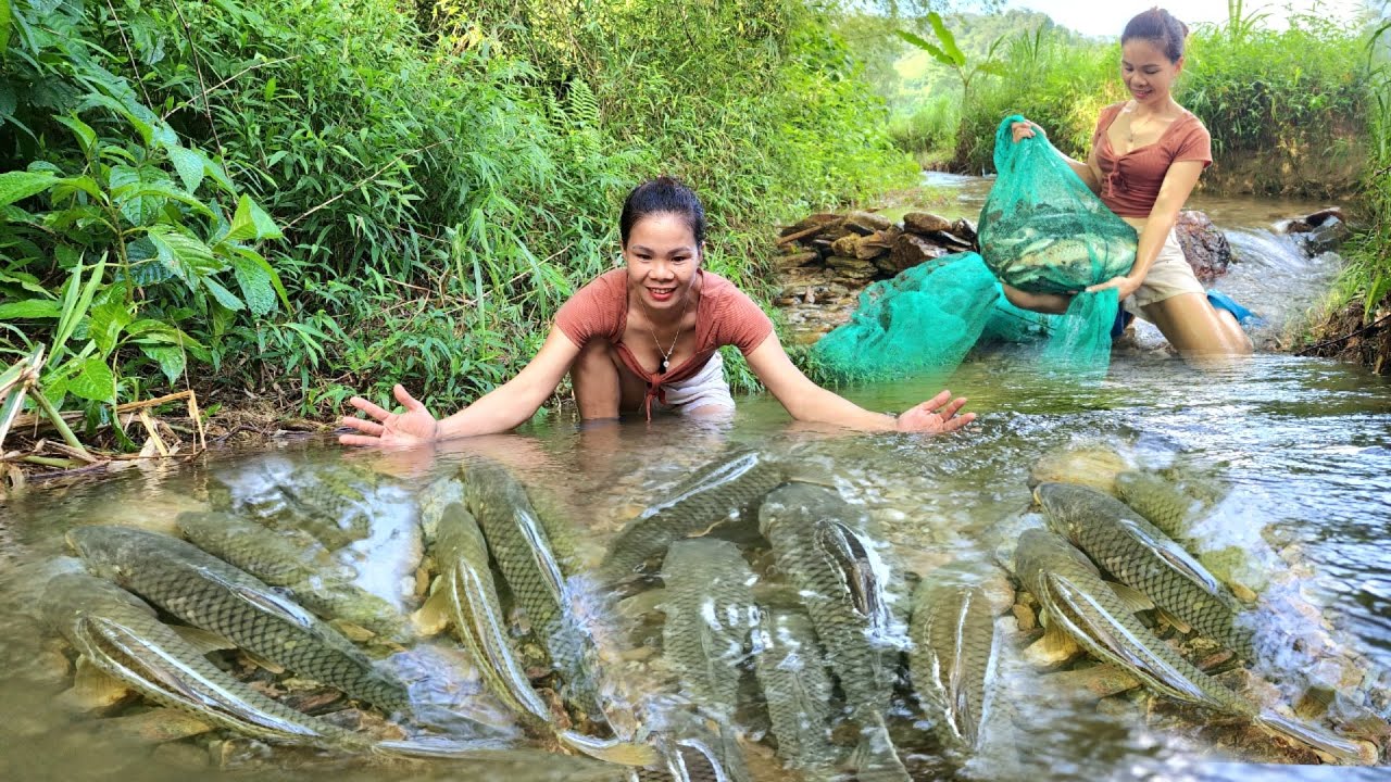 The girl folded rocks to block the stream and set a trap. Suddenly, the ...