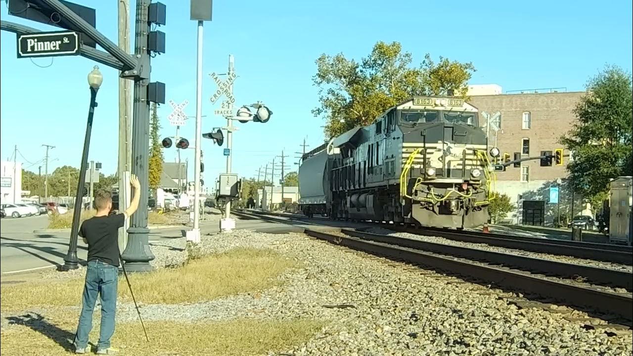 Norfolk Southern V14 Returns Westbound through Suffolk,Va. light - YouTube