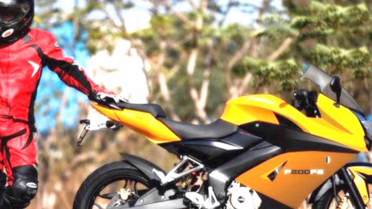 BAJAJ PULSAR CS400/SS400 FIRST LOOK - YouTube