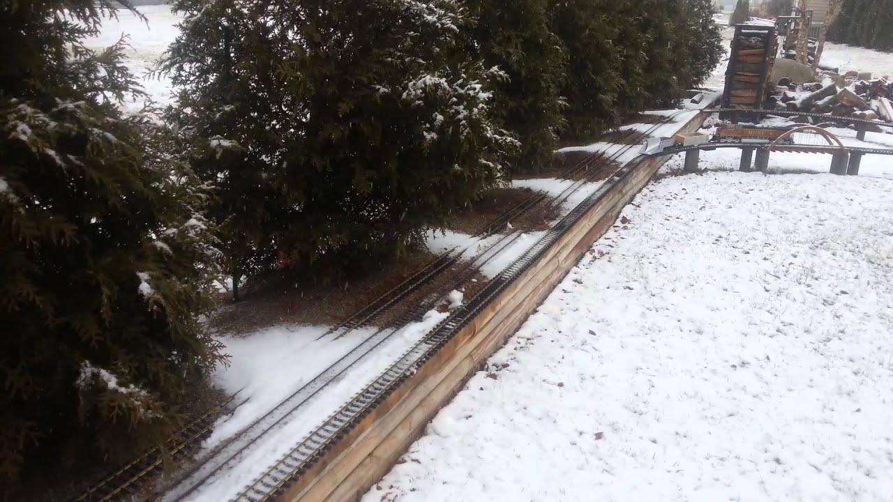 Aristocraft Dash 9 and snow plow - YouTube
