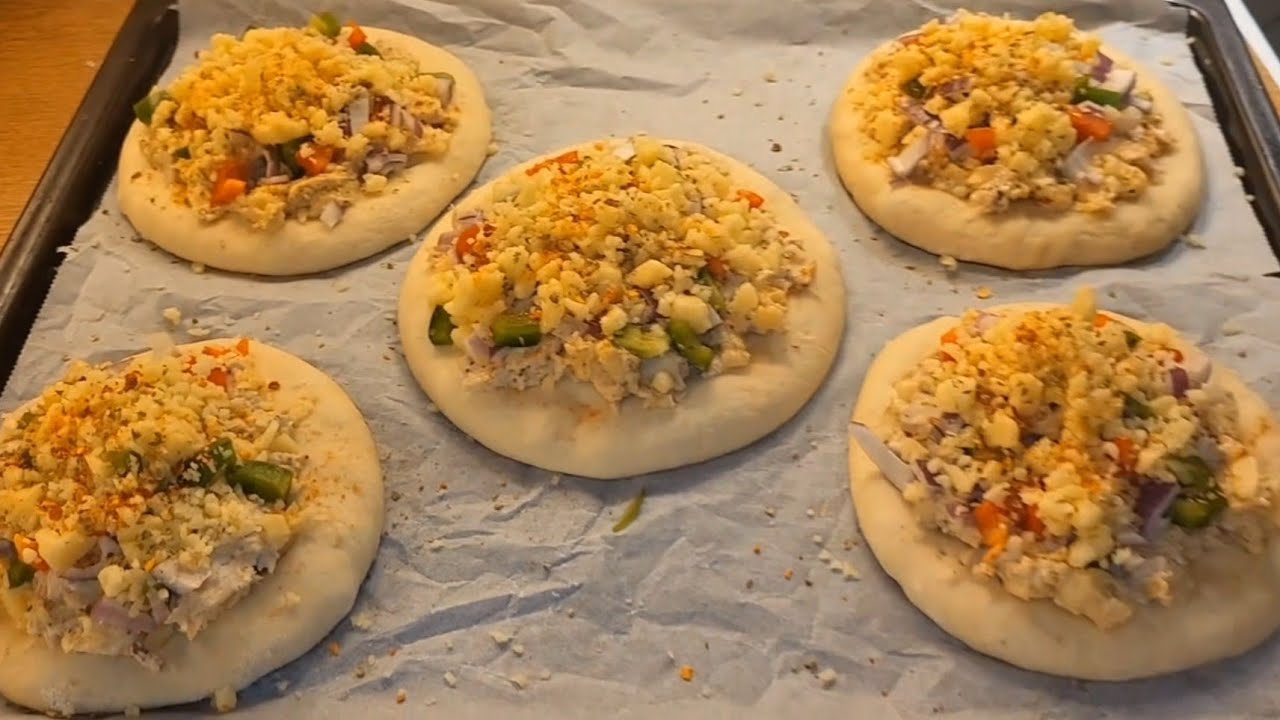 Pizza se best pizza buns hea ,sab ke favorite (chicken cheese Dinner ...