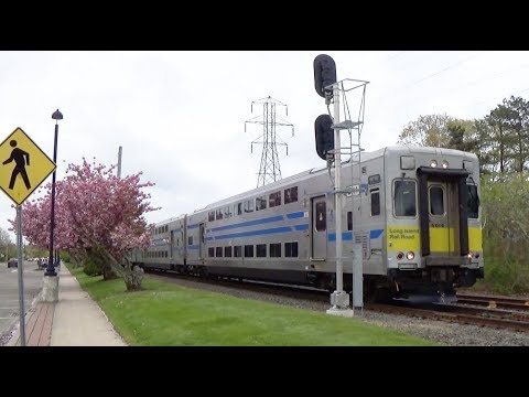 LIRR - Hampton Bays - Train Leaves the Station - YouTube