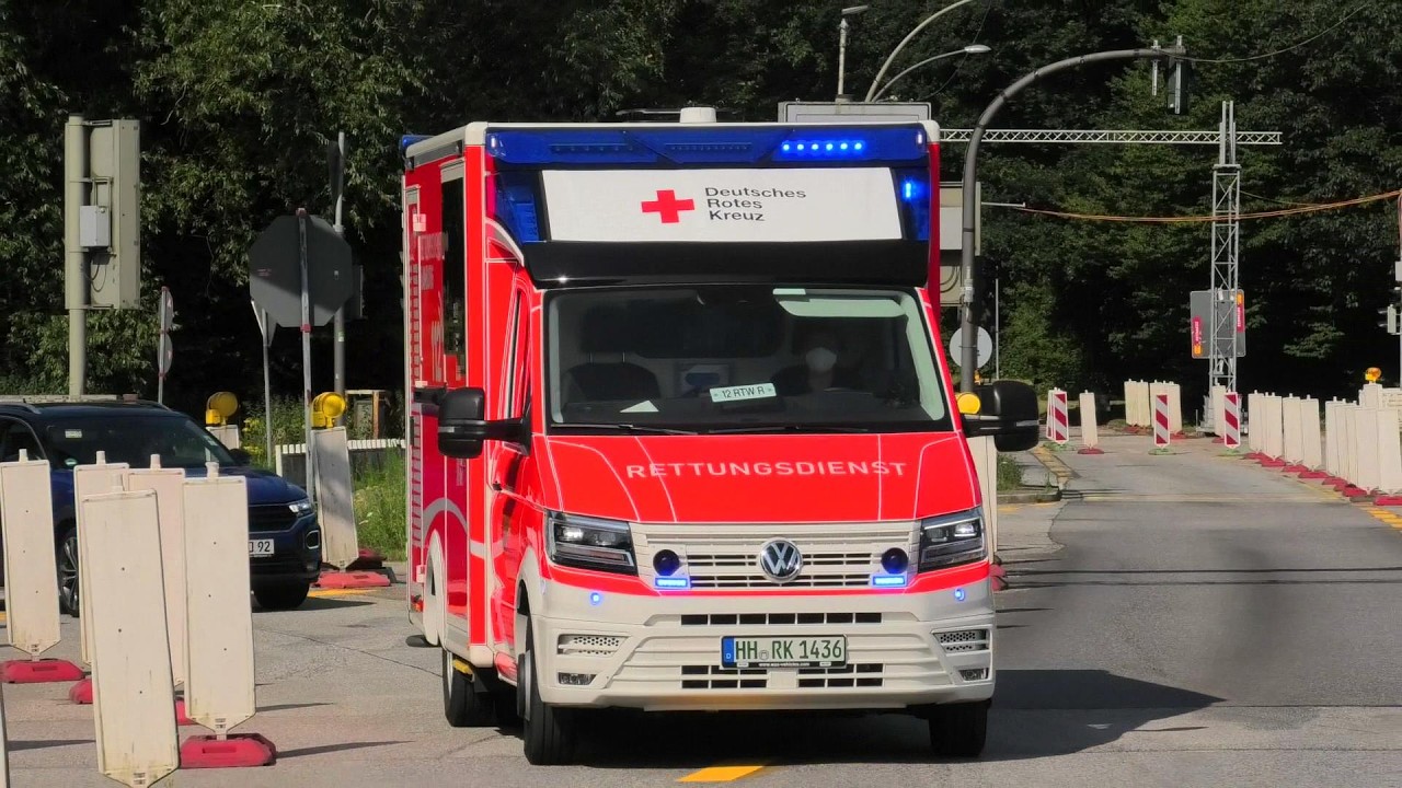 DRK BAHRENFELD (RTW-R) deutsches rotes kreuz hamburg rettungswagen im ...