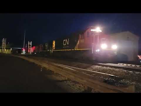 CN 5429 NB "Woodtick" L563 Arrives at Ladysmith on 5-26-23 - YouTube