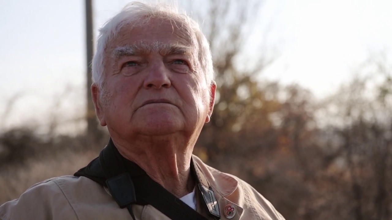 One man’s fight to save vultures - YouTube