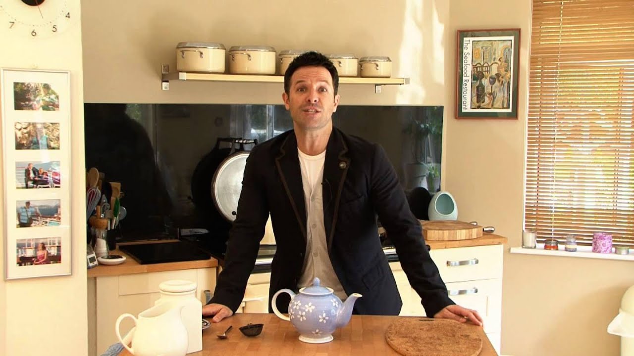 Darren Bennett Show reel & Media training - Produced by ECP Video - YouTube