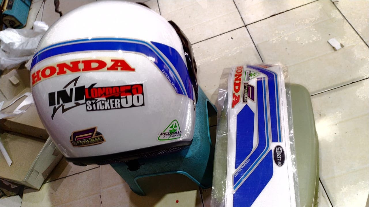 Pasang Sticker helm klasik gl series di helm KYT - YouTube