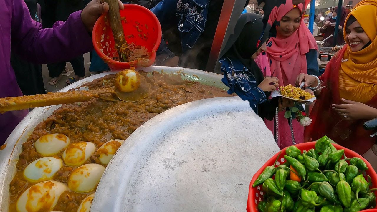 Famous Mulla mamar Mumbai Chilli Eggs Jhal Muri or Masala Muri Vorta ...