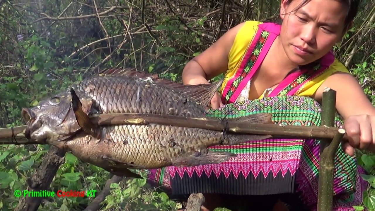 Primitive technology - Survival skills catch big fish and cooking fish ...