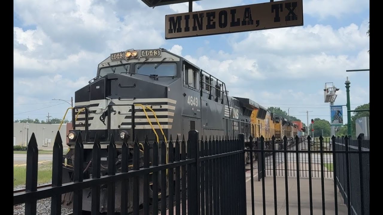 2025-05-25a Norfolk Southern Intermodal Train - YouTube
