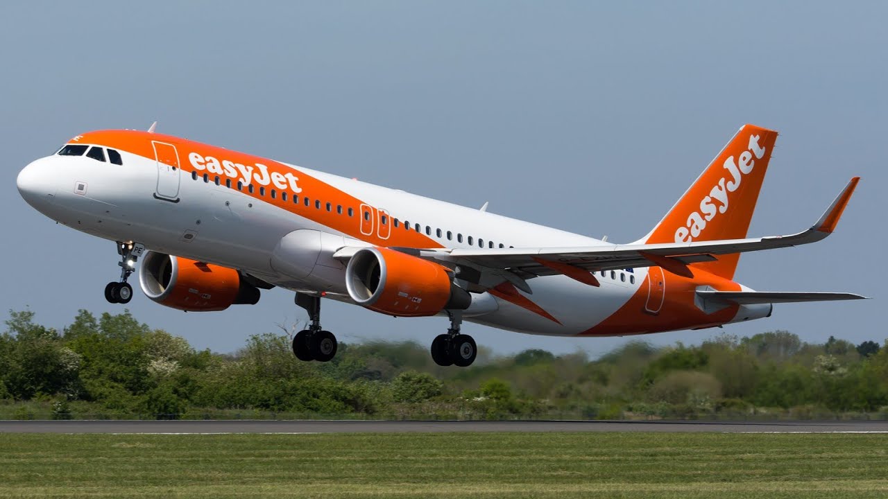 EasyJet Airbus A320 Takeoff from London Gatwick (4K) - YouTube