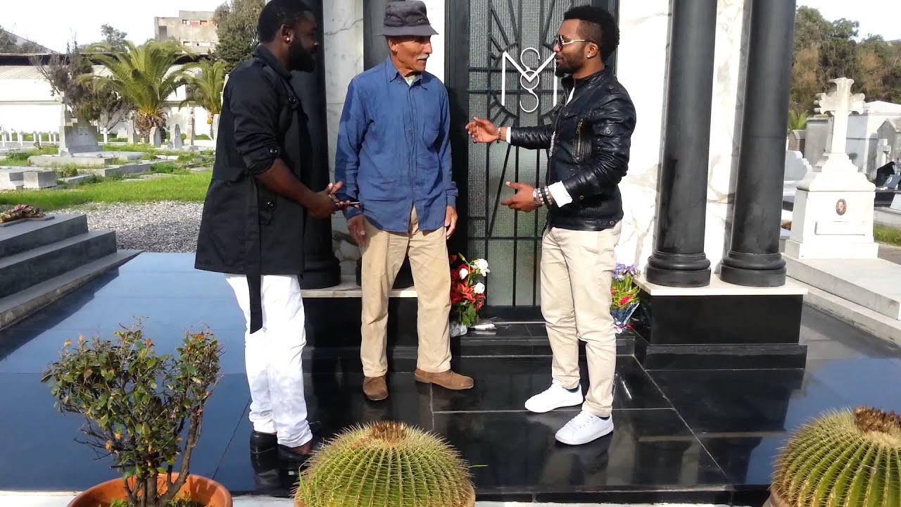 AZ ARTHUR DEVANT LA TOMBE DU MARICHAL MOBUTU AVEC PEGUY BOLOMBO ...