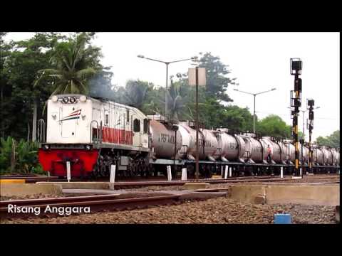 Lokomotif Keramat CC 201 45 Bermain-main dengan Gerbong Ketel di ...