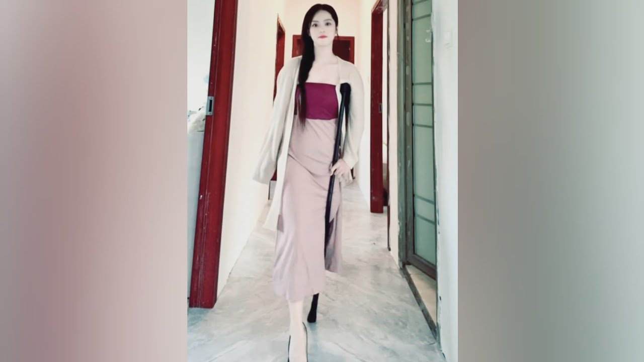 Amputee Girl Cat Walk | One Leg Lady | Amputada - YouTube