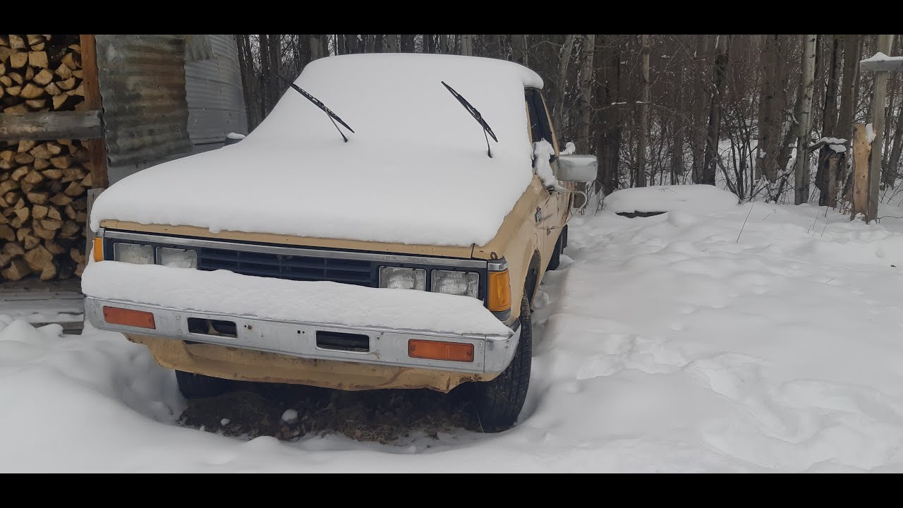 1984 Nissan 720 Cold start - YouTube