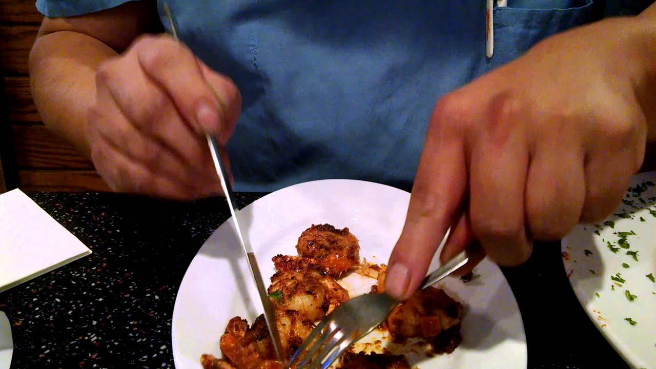 Trimming shells from grilled shrimp - YouTube