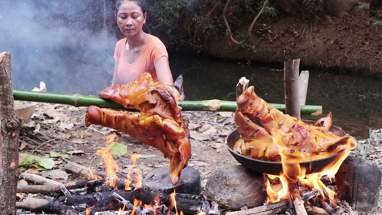 Survival cooking in rainforest: Grilled Pork head Spicy delicious ...