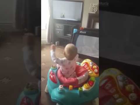 Baby dancing to Flash advert on TV - YouTube