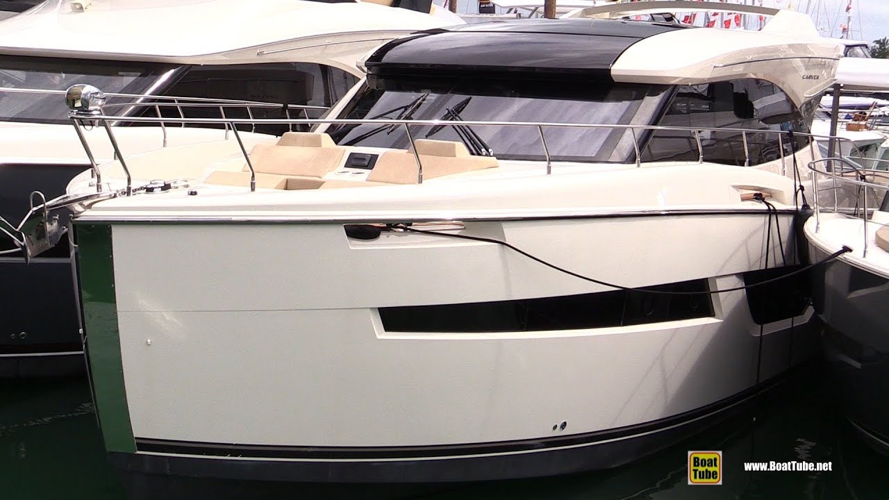2020 Carver C52 Coupe Yacht - Walkaround Tour - 2020 Miami Boat Show ...