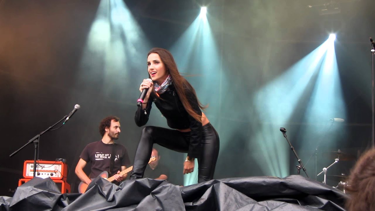 Ana Free sings Girlfriend @ ROCK IN RIO LISBOA - YouTube