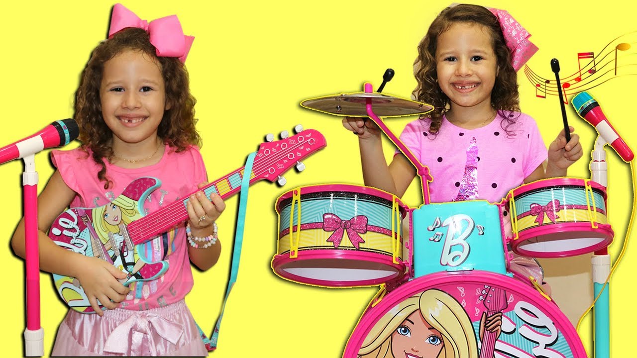 Valentina plays with a toy battery and Disney guitar and starts a band ...
