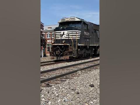 NS K90 Passing By with a Horn Salute #norfolksouthern - YouTube