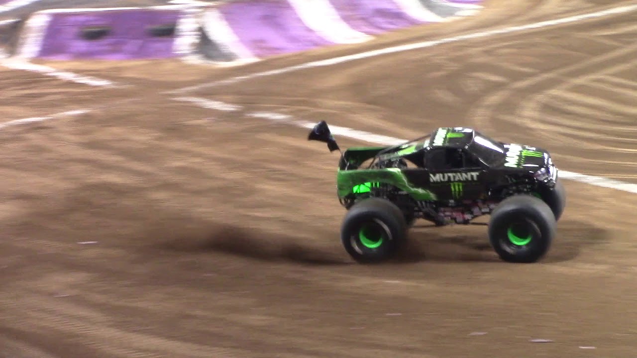 Monster Jam Racing - Mutant Super Soda vs Raminator - YouTube