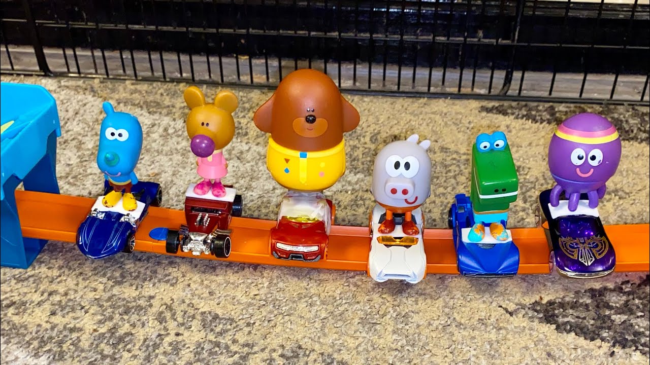 Hey Duggee Toys Race on Hot Wheels Track - YouTube