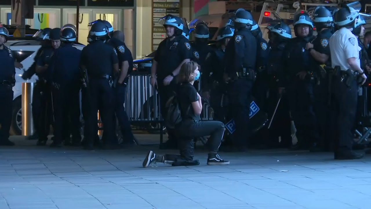Woman takes the knee in front of police in Brooklyn | AFP - YouTube