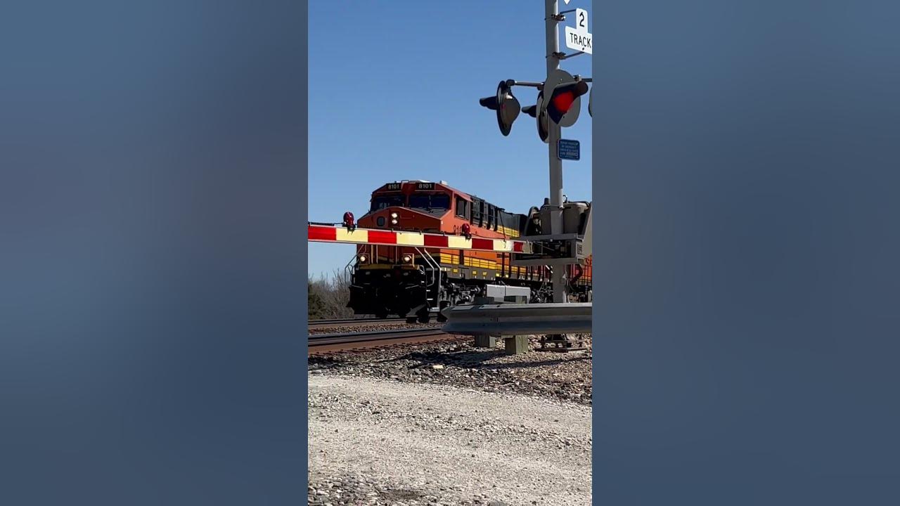 70 mph BNSF Z train flies past slow Manifest train!!! #bnsf #bnsfrailway - YouTube