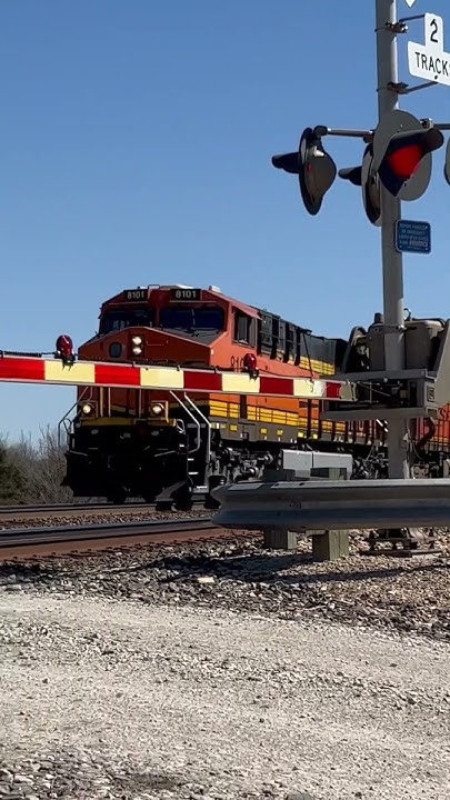 70 mph BNSF Z train flies past slow Manifest train!!! #bnsf #bnsfrailway - YouTube