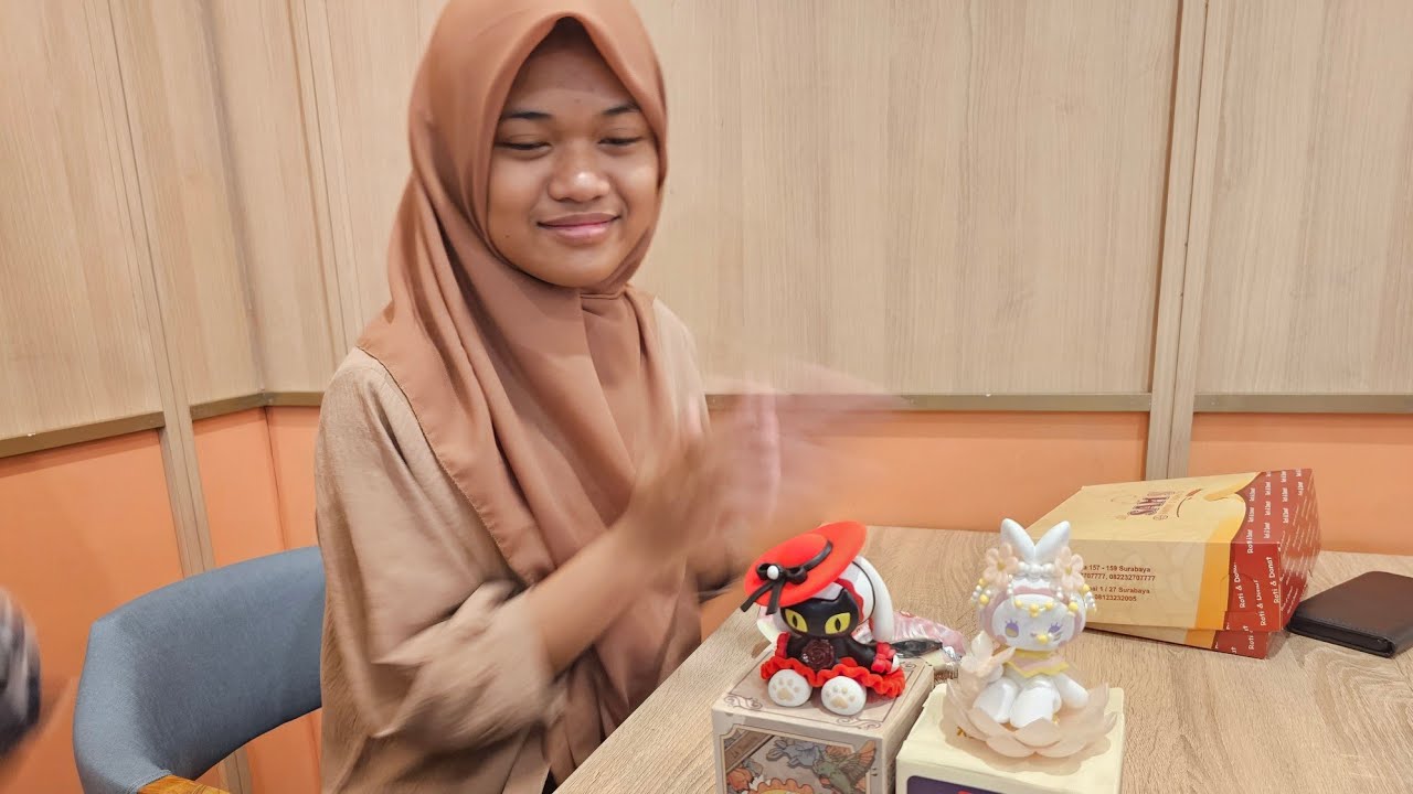 Hadiah dari Kak Fika...2 EMMA... - YouTube