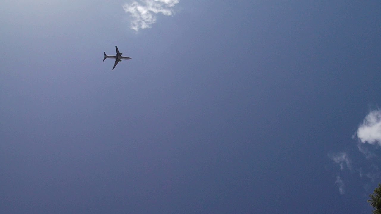 Plane passing overhead - YouTube