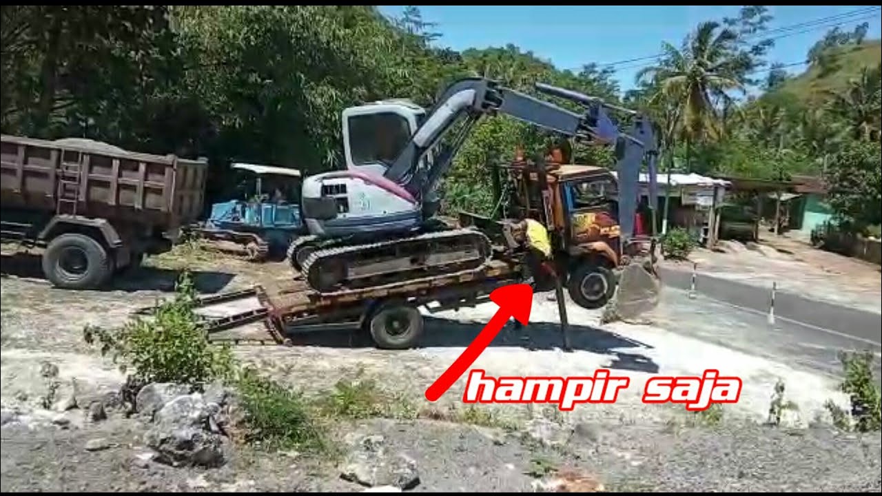 Komatsu PC 75 Excavator naik Self Loader Truck@RayapAsphalt - YouTube