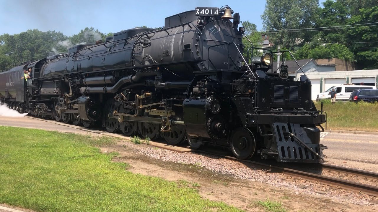 Union Pacific 4014 at Eau Claire WI - YouTube