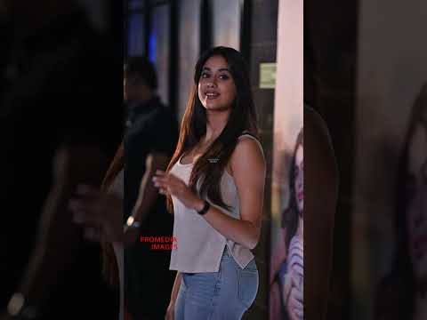 UNCUT : Janhvi Kapoor shows off her style in skinny jeans & sleeveless top | ProMedia