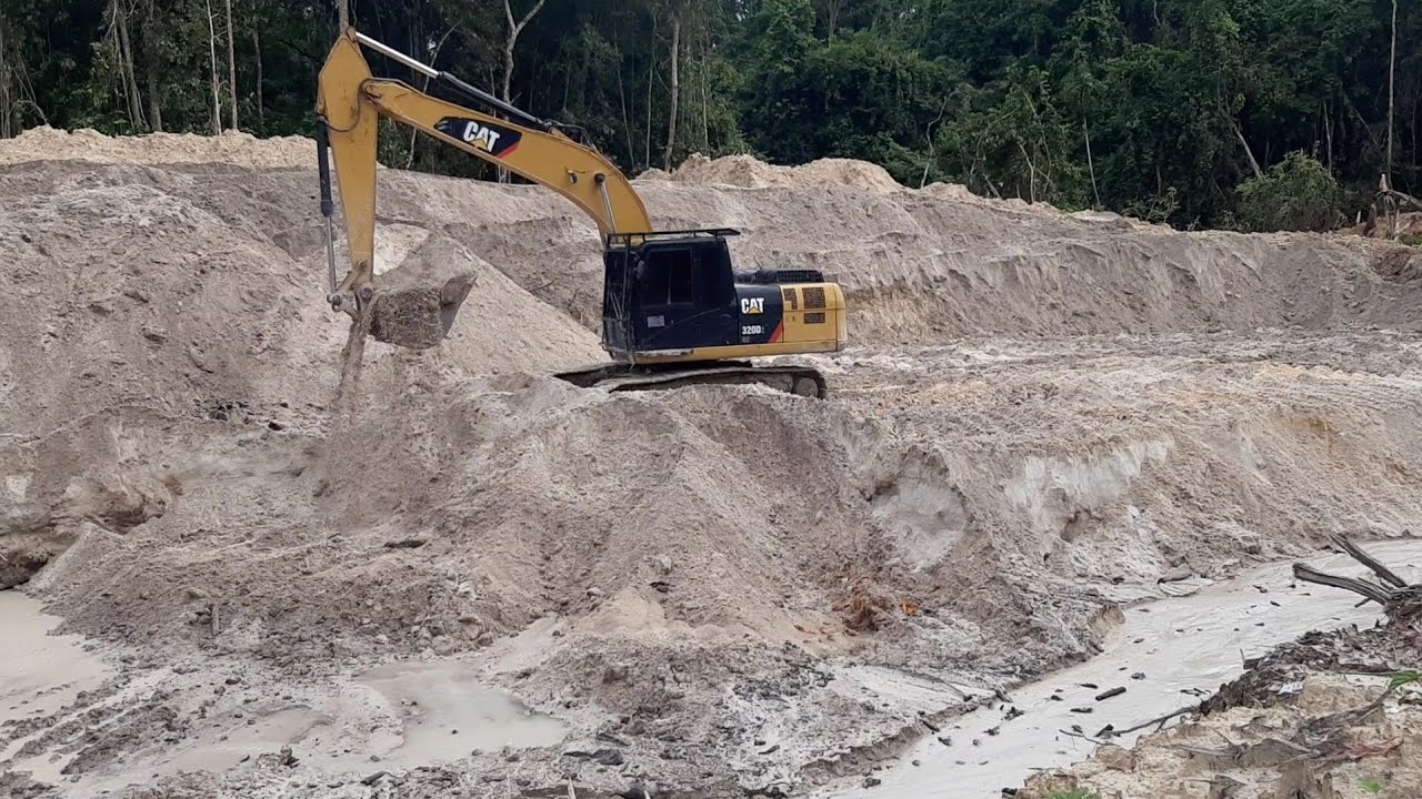 Escavadeira CAT 320D2GC na produção em garimpo "debreando pista"! - YouTube