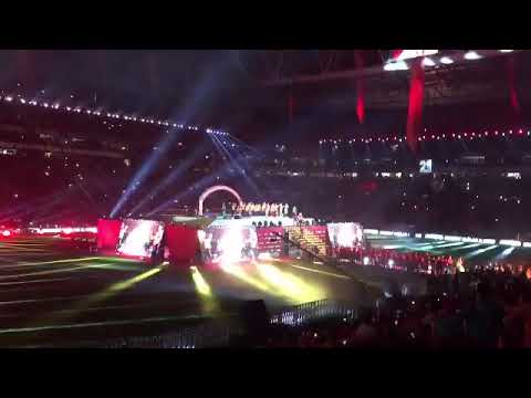 Sofiane Feghouli, Cezayir Halk Müziği eşliğinde, oğluyla dans ederek sahneye çıkıyor...