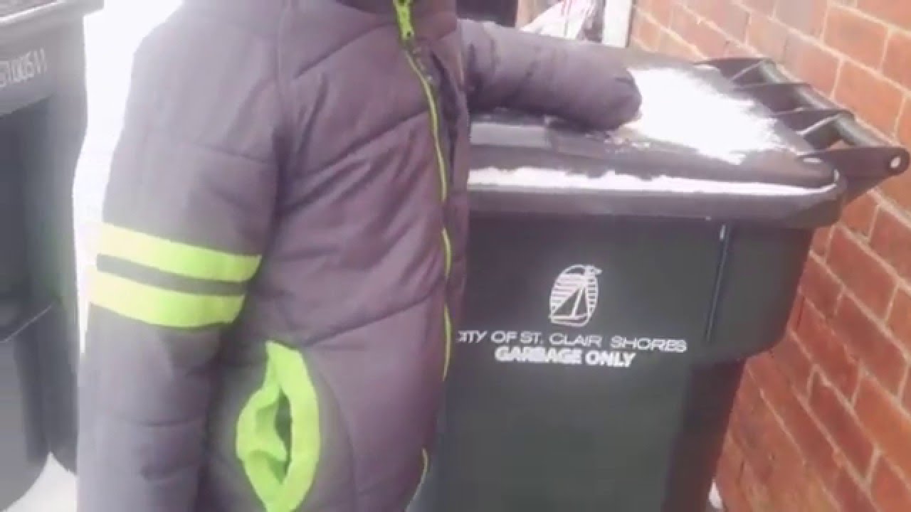 Challenge Sunday dunks his feet in ice cold water!!! - YouTube