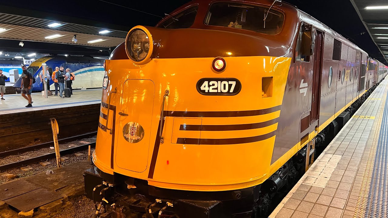 42107+4464 locomotive arrive Central StationSydney NSW - YouTube