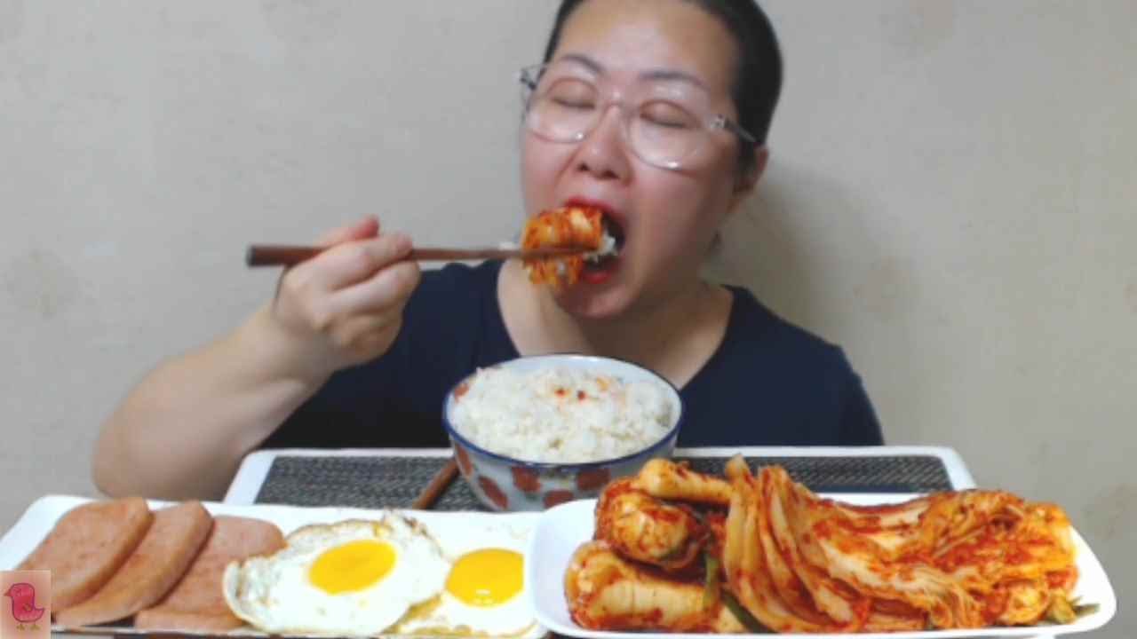 Kimchi mukbang 잘익은 배추김치 알타리김치와 계란반숙 스팸까지~eating sound - YouTube