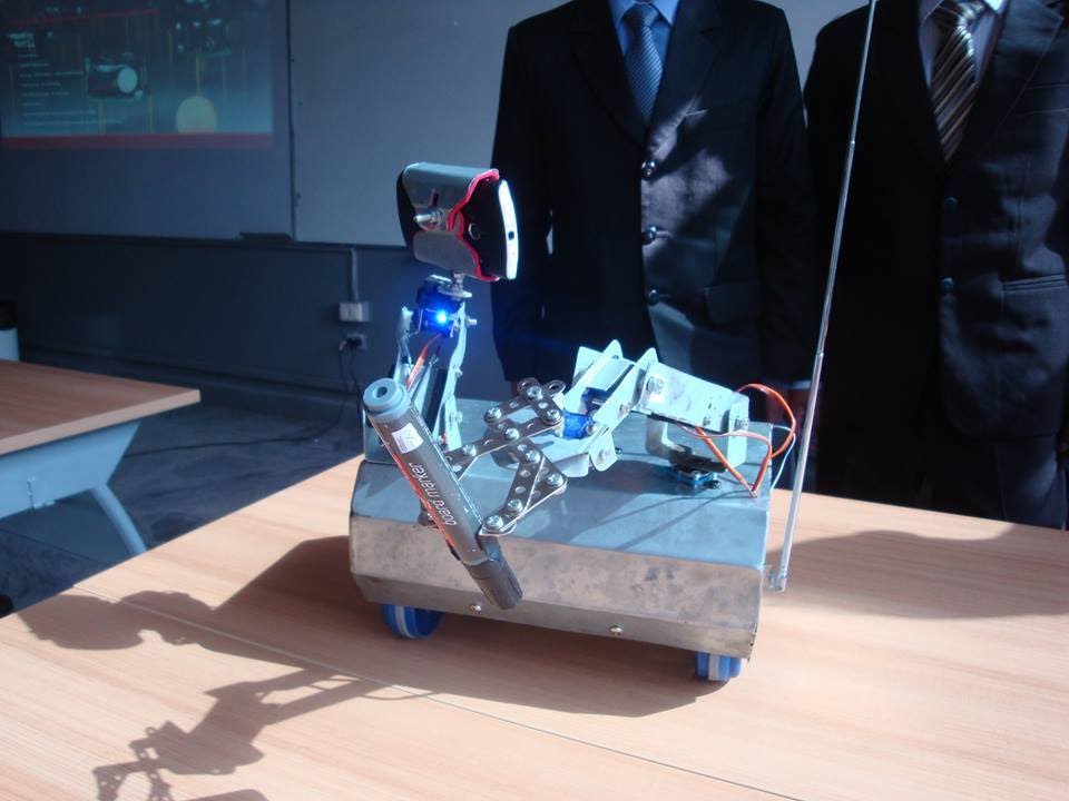Robot explorador - YouTube