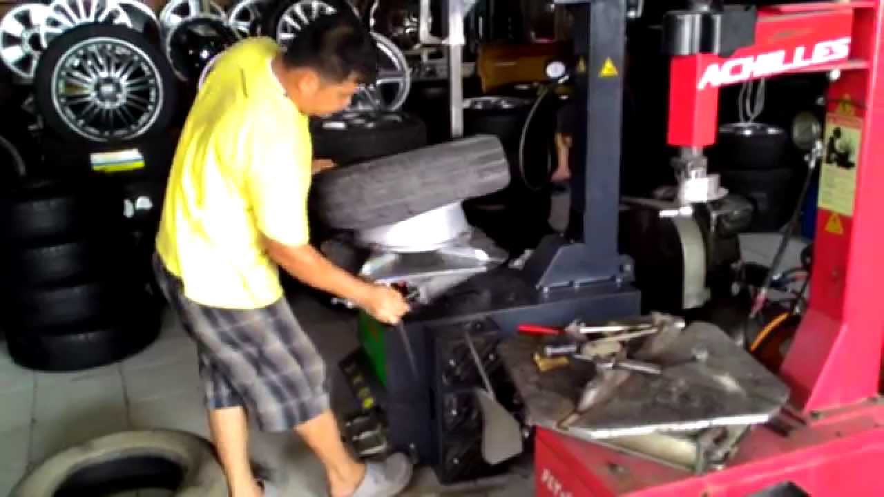 Cara cepat dan mudah mengganti ban mobil - YouTube