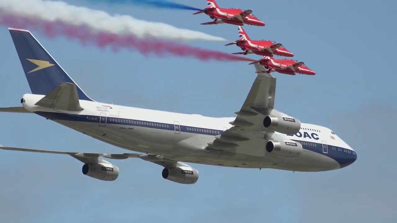 British Airways Boeing 747 en Red Arrows - YouTube